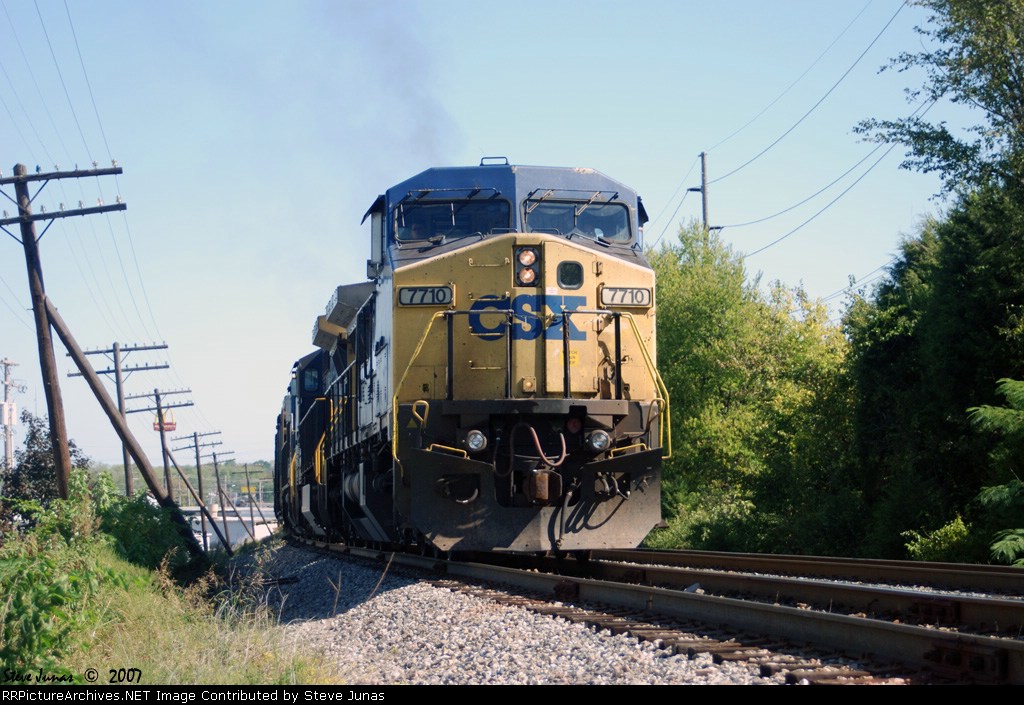 CSX 7710 Q525 starts pulling southbound in th siding at Morgantown